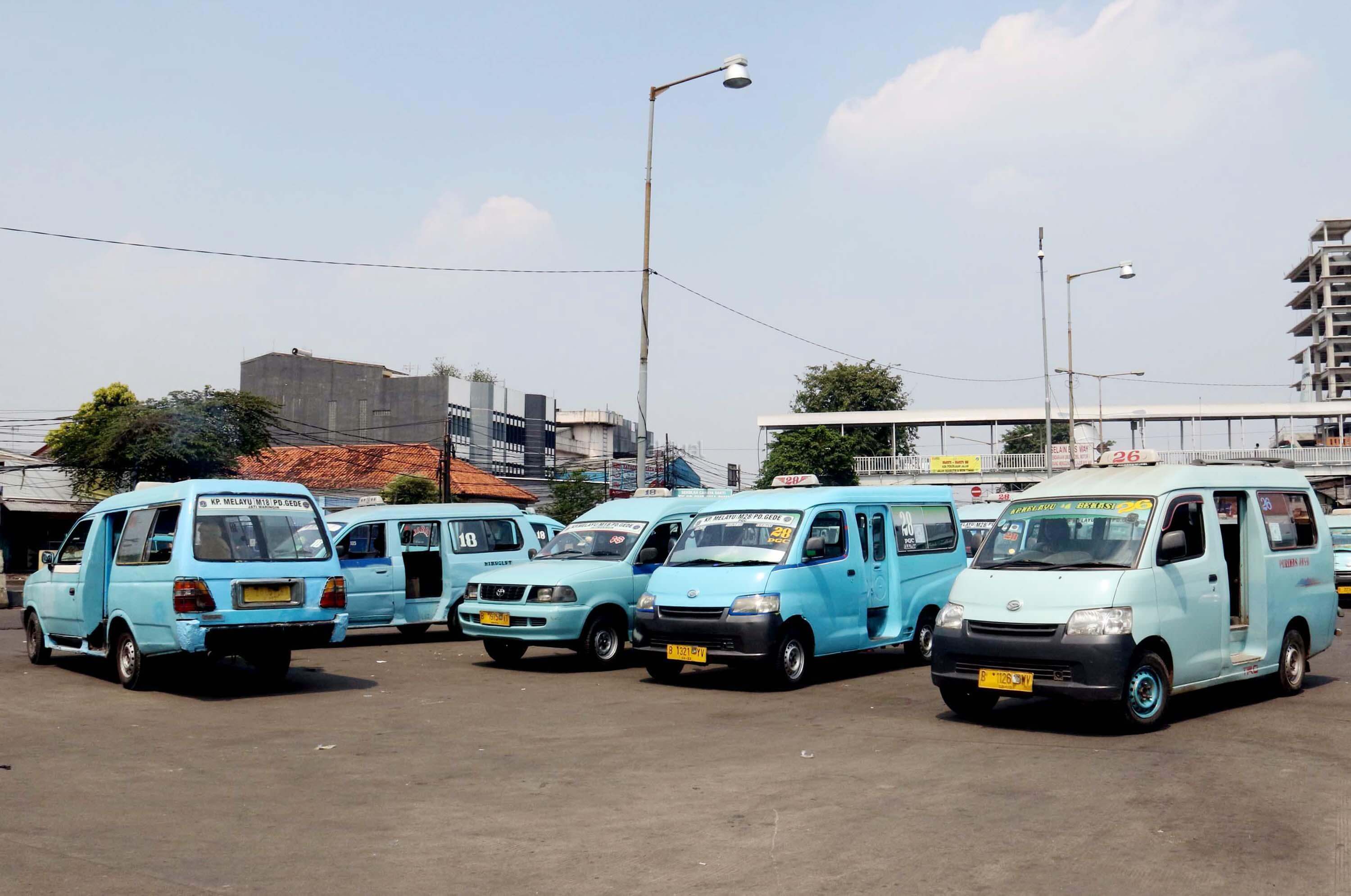 Jika Kursi Angkot Harus Menghadap Ke Depan, Ini Kendalanya
